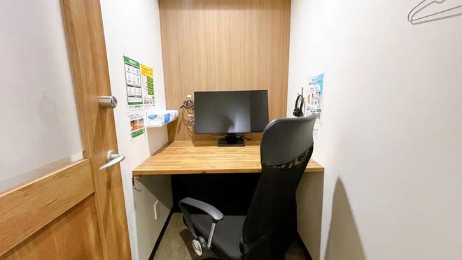【西船橋駅から徒歩1分】モニター・フリードリンク付き1名個室(ブース10)の写真1