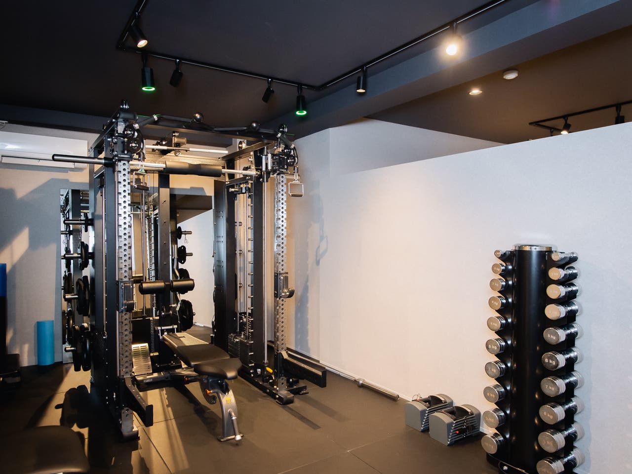 近鉄四日市駅東出口より徒歩2分！パーキングも多くアクセス良好なレンタルジム！パーソナルトレーニングやストレッチ、合トレに最適！の写真1