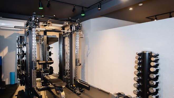 近鉄四日市駅東出口より徒歩2分!パーキングも多くアクセス良好なレンタルジム!パーソナルトレーニングやストレッチ、合トレに最適!の写真1