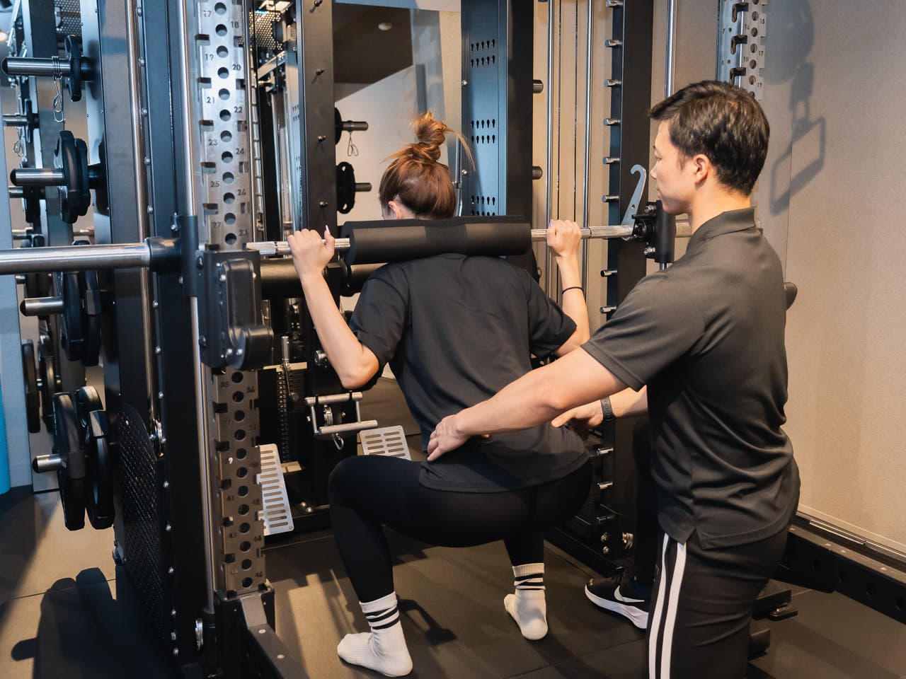 近鉄四日市駅東出口より徒歩2分！パーキングも多くアクセス良好なレンタルジム！パーソナルトレーニングやストレッチ、合トレに最適！の写真2