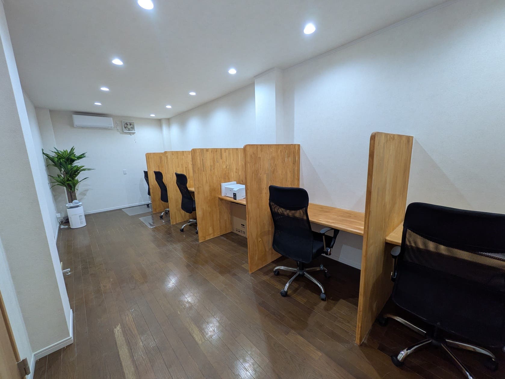 ロイヤルホームセンターのすぐ近くのワークスペースの写真1