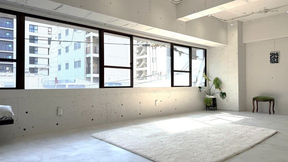 自然光の入る白壁の撮影スタジオ！ヘアセット用にシャワー室完備☆ペット撮影にも♪の写真15