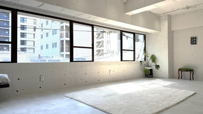 自然光の入る白壁の撮影スタジオ!ヘアセット用にシャワー室完備☆ペット撮影にも♪の写真15