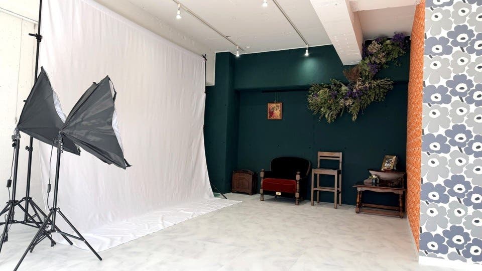 自然光の入る白壁の撮影スタジオ！ヘアセット用にシャワー室完備☆ペット撮影にも♪の写真13