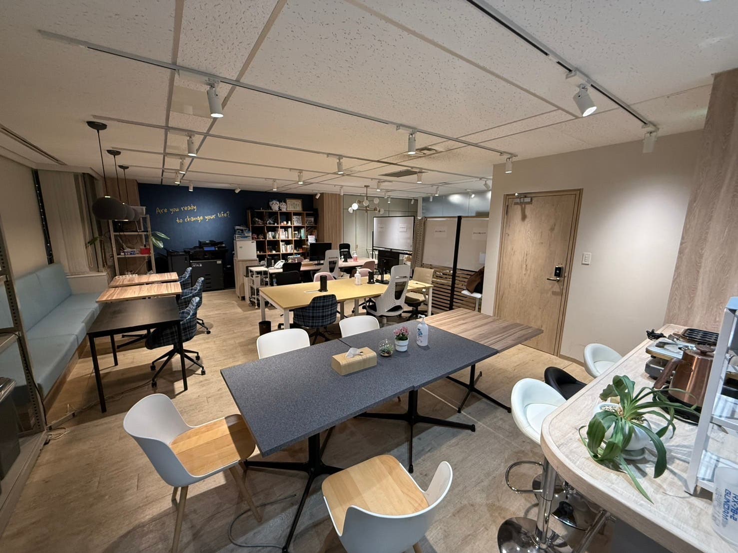 【西新宿五丁目駅 徒歩2分】ビジネス交流会/セミナー◎バーカウンター/キッチン付き35名イベントスペースの写真1