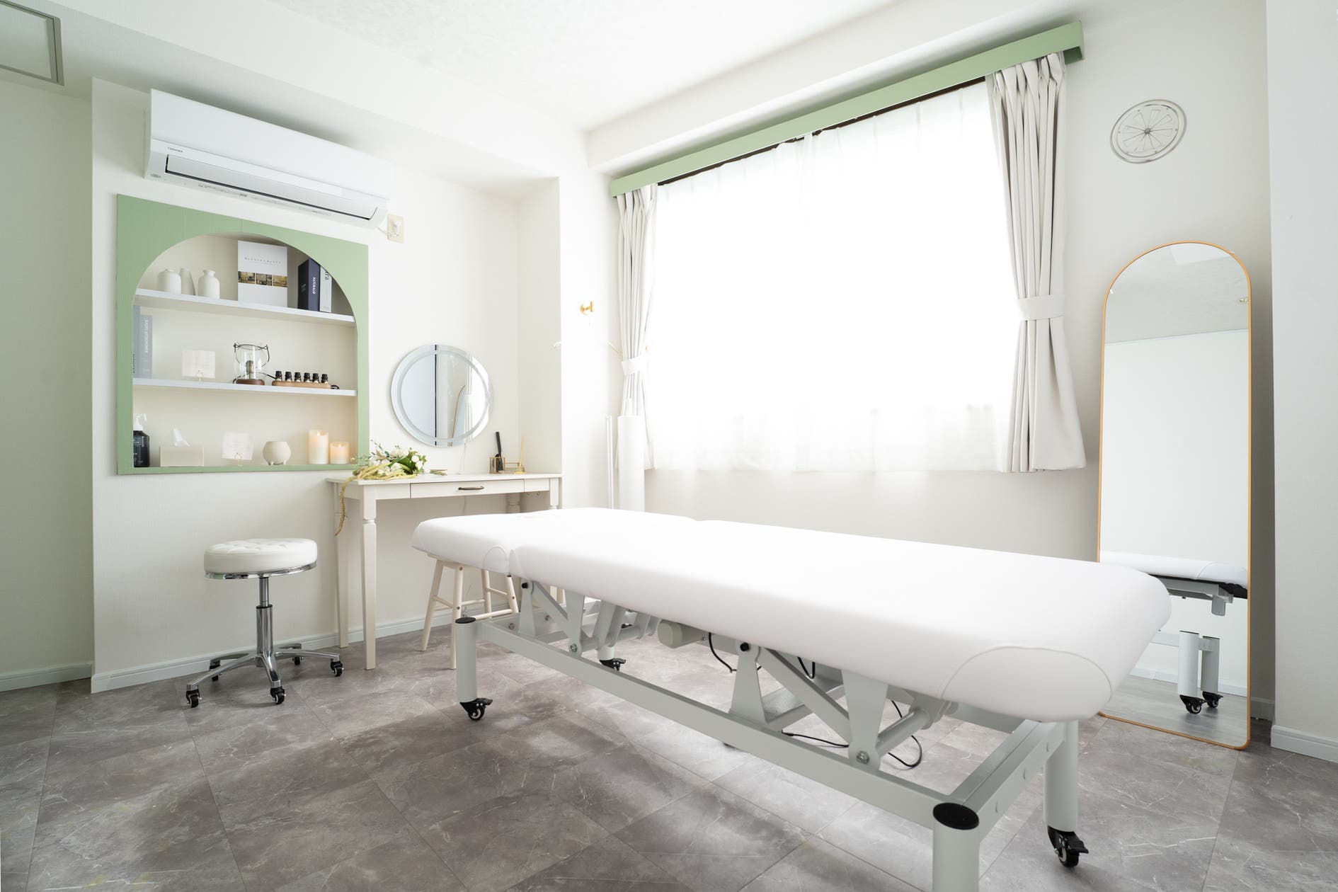 《OPENセール中🎉》【中野徒歩3分】完全個室レンタルサロン✨エステ・整体・ネイル・撮影｜見学受付中｜備品充実｜調光ライトの写真1