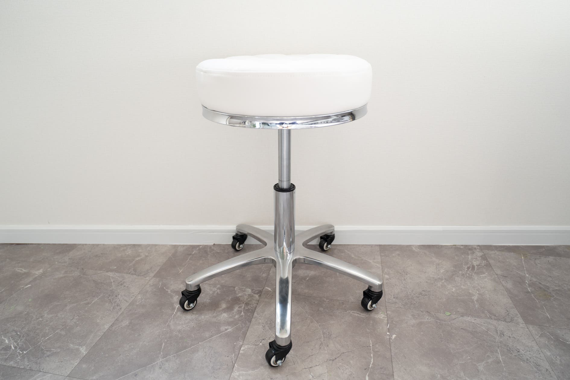 《OPENセール中🎉》【中野徒歩3分】完全個室レンタルサロン✨エステ・整体・ネイル・撮影｜見学受付中｜備品充実｜調光ライトの写真8