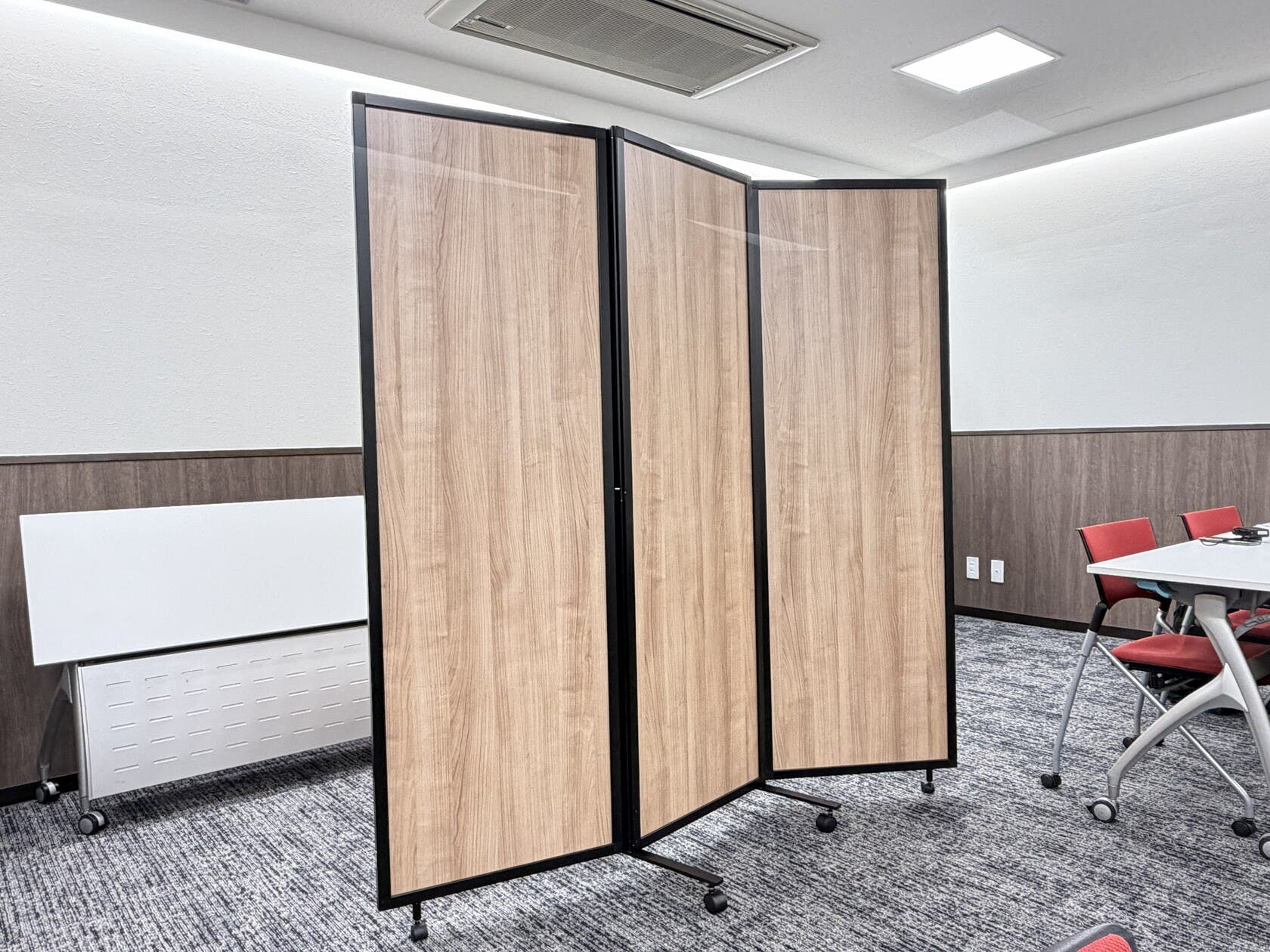 併設の控室も利用可能！レンタルスペース＆大会議室【大阪駅・梅田駅各線より徒歩3分～5分の好立地♪】の写真9