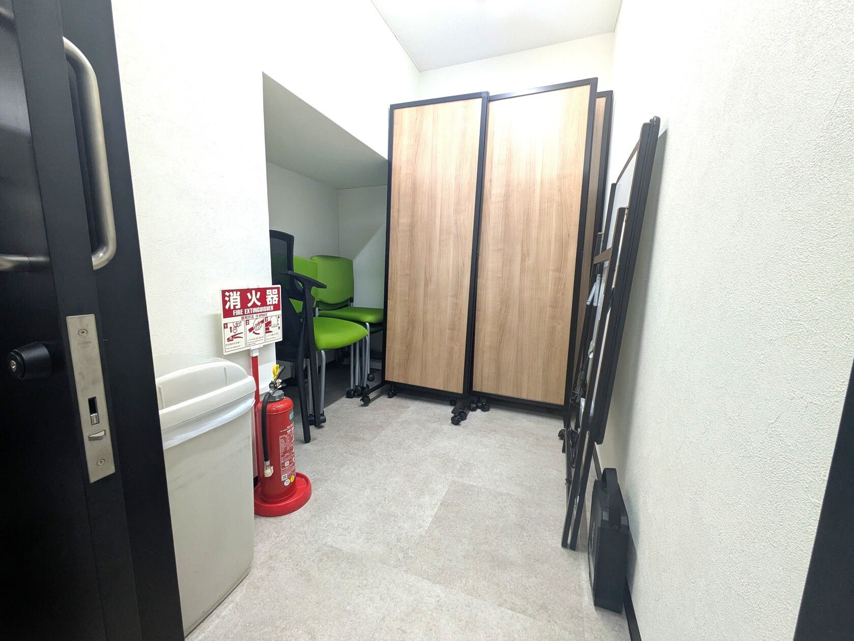 併設の控室も利用可能！レンタルスペース＆大会議室【大阪駅・梅田駅各線より徒歩3分～5分の好立地♪】の写真13