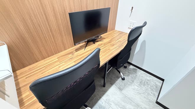 【浅草駅から徒歩1分】モニター・フリードリンク付き2名個室(ブース2)の写真1