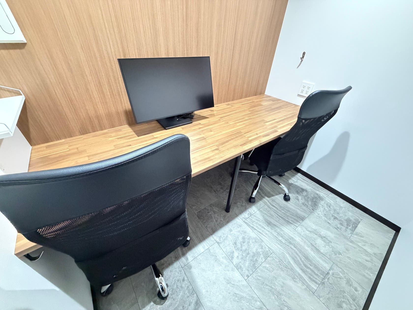 【浅草駅から徒歩1分】モニター・フリードリンク付き2名個室（ブース17）の写真1