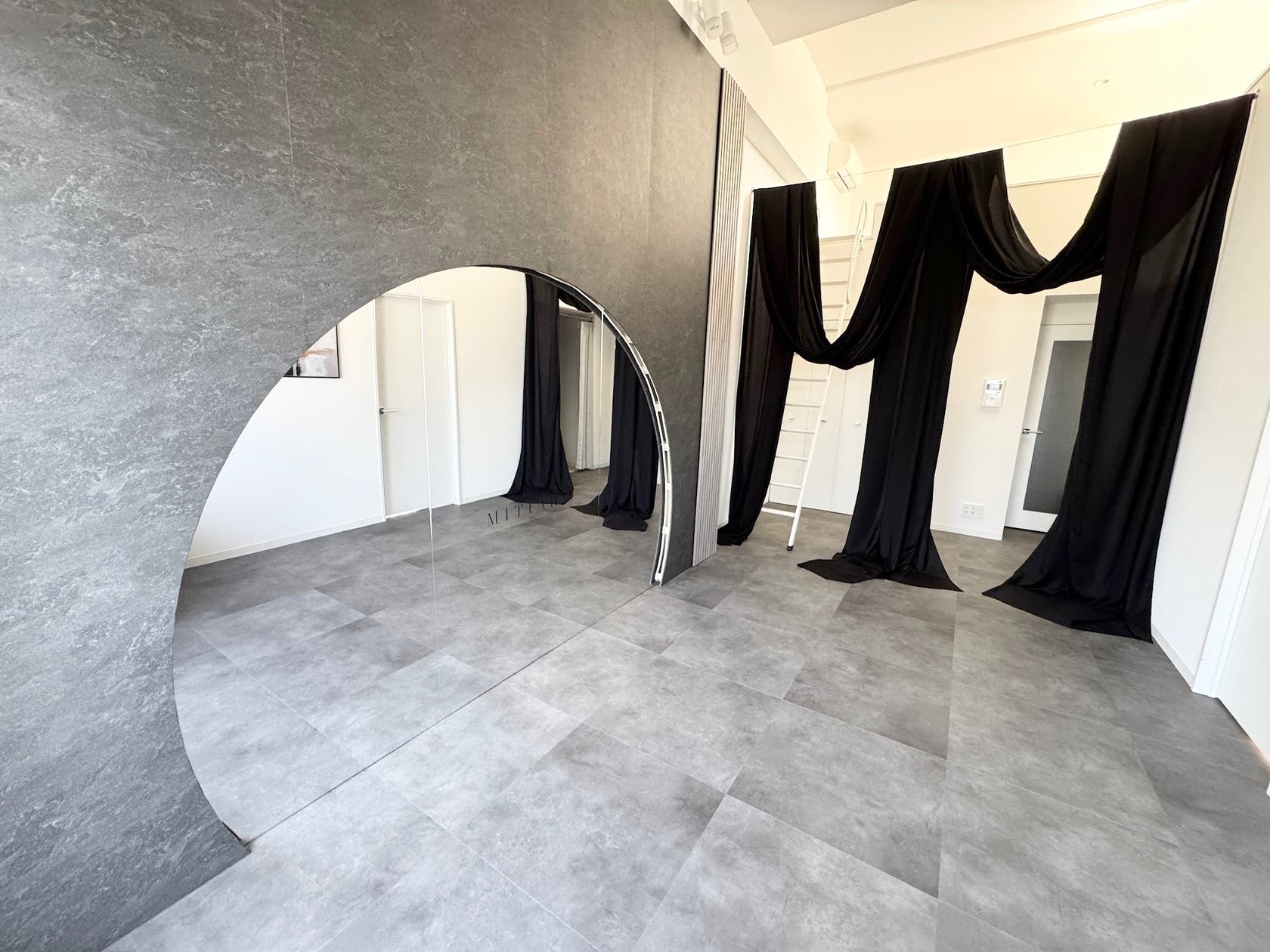 【撮影等にオススメ】グレーを基調とした表参道のモダンなスペースの写真4