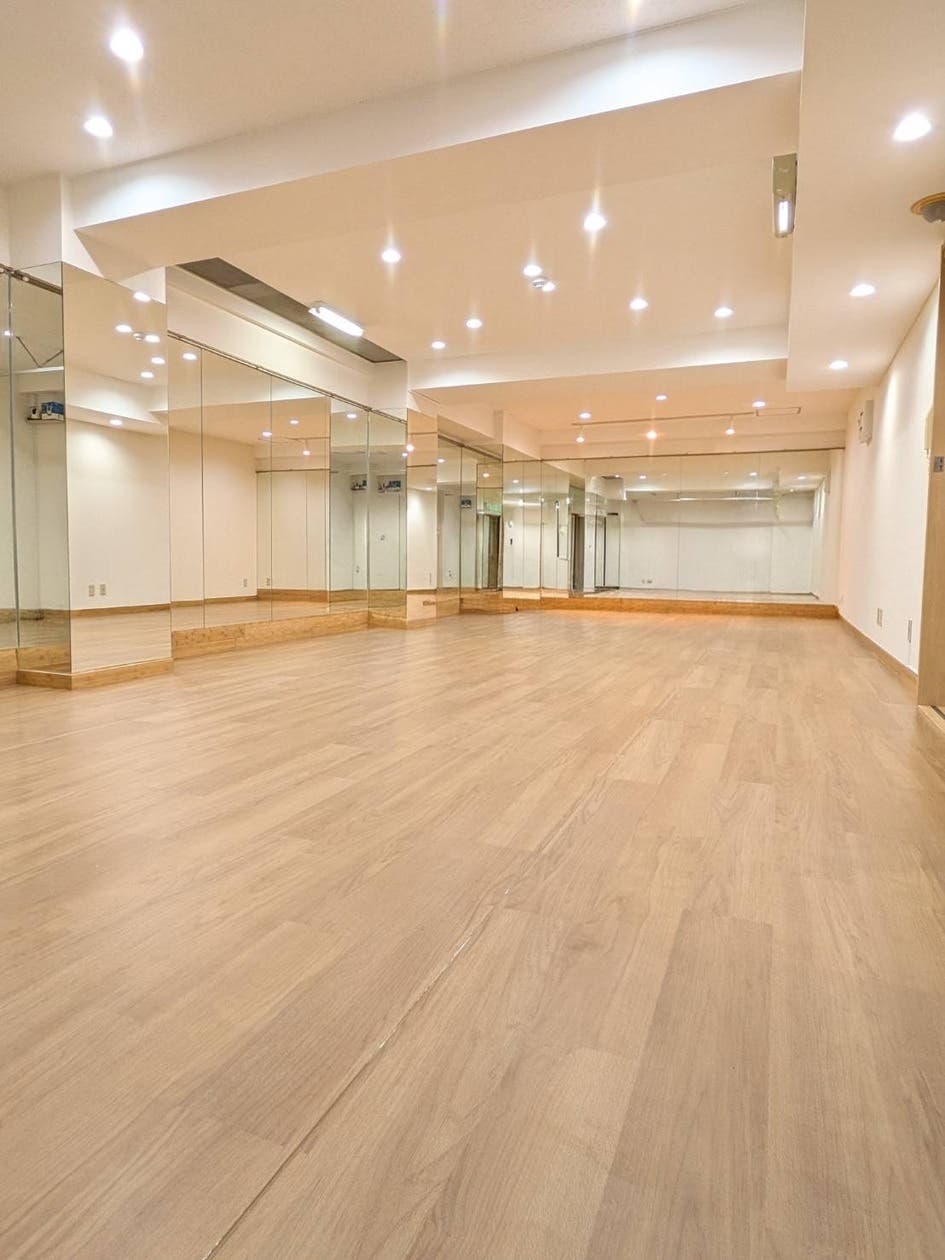 大久保駅南口徒歩１分！ダンスや楽器演奏（ドラムなどの打楽器不可。）も可能な多目的スタジオ！の写真1