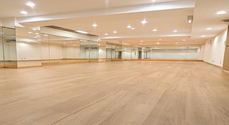 大久保駅南口徒歩１分！ダンスや楽器演奏（ドラムなどの打楽器不可。）も可能な多目的スタジオ！