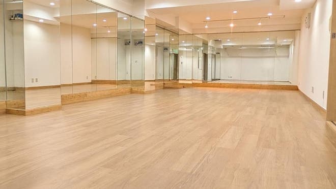 大久保駅南口徒歩1分!ダンスや楽器演奏(ドラムなどの打楽器不可。)も可能な多目的スタジオ!の写真1