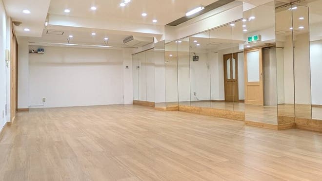 大久保駅南口徒歩1分!ダンスや楽器演奏(ドラムなどの打楽器不可。)も可能な多目的スタジオ!の写真2