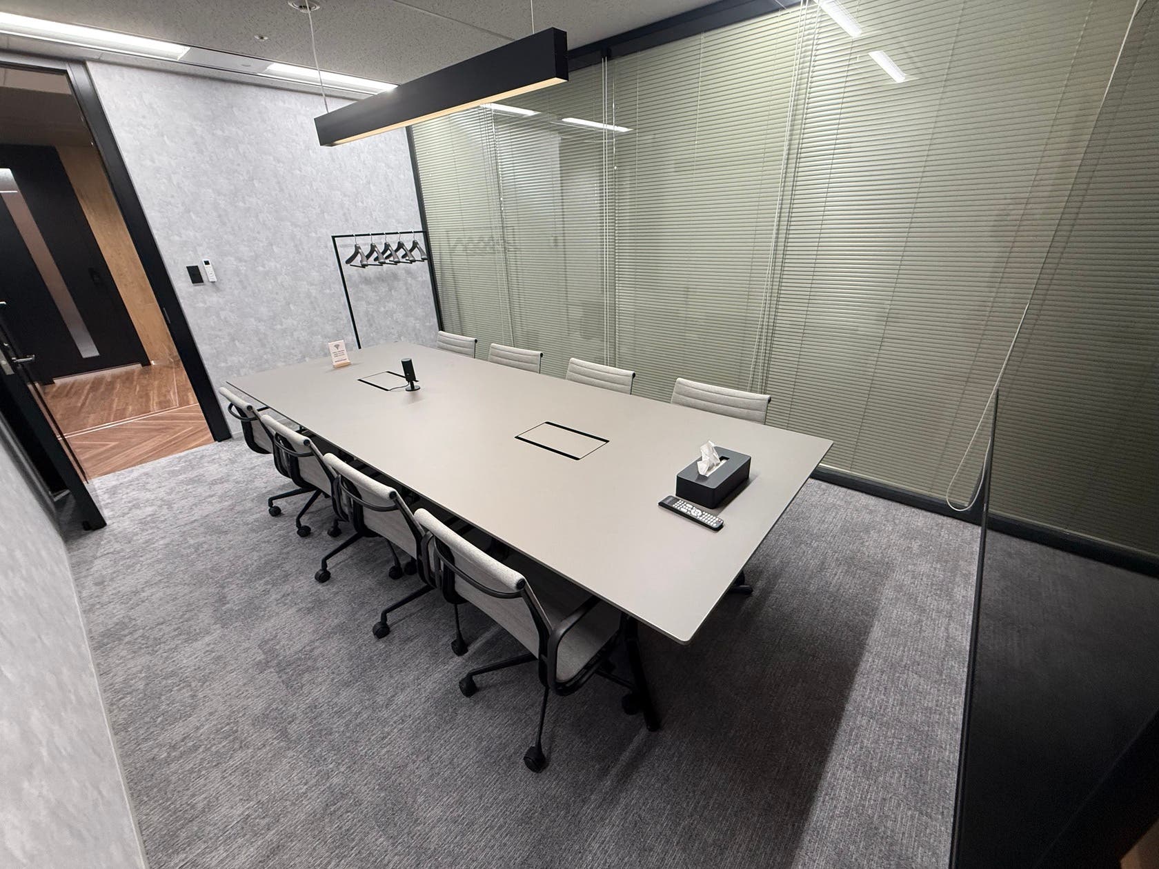 【新宿駅直結36F】高遮音VIP会議室｜コンシェルジュ常駐・KIMBOのコーヒー無料｜二重ガラス・85インチ大型モニターの写真1