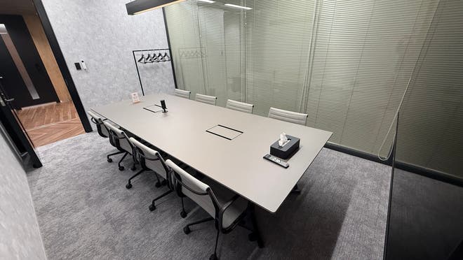 【新宿駅直結36F】高遮音VIP会議室|コンシェルジュ常駐・KIMBOのコーヒー無料|二重ガラス・85インチ大型モニターの写真1