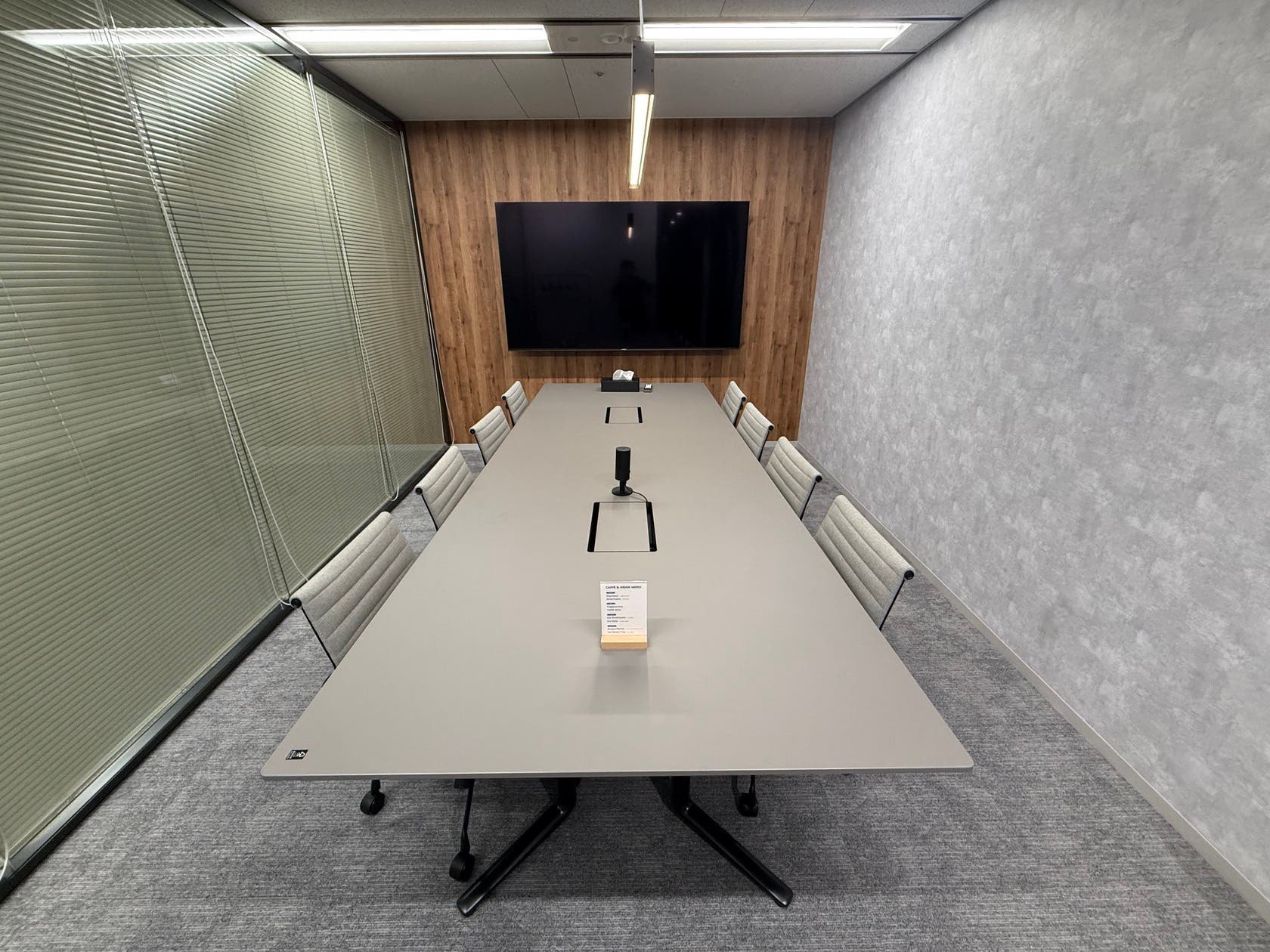 【新宿駅直結36F】高遮音VIP会議室｜コンシェルジュ常駐・KIMBOのコーヒー無料｜二重ガラス・85インチ大型モニターの写真2