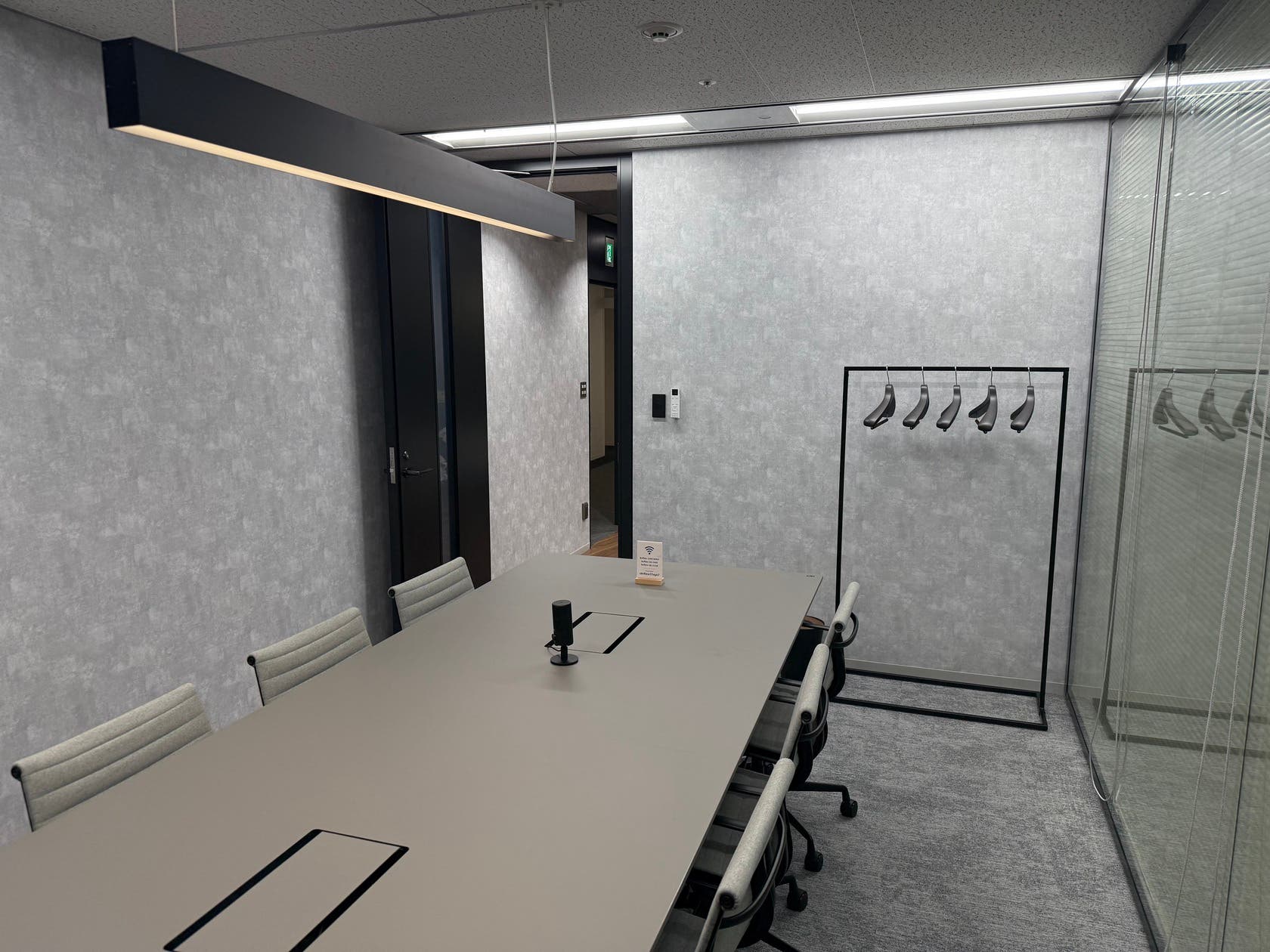 【新宿駅直結36F】高遮音VIP会議室｜コンシェルジュ常駐・KIMBOのコーヒー無料｜二重ガラス・85インチ大型モニターの写真3