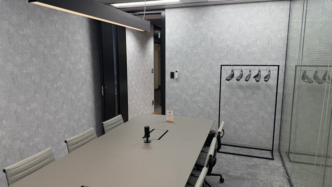 【新宿駅直結36F】高遮音VIP会議室|コンシェルジュ常駐・KIMBOのコーヒー無料|二重ガラス・85インチ大型モニターの写真3