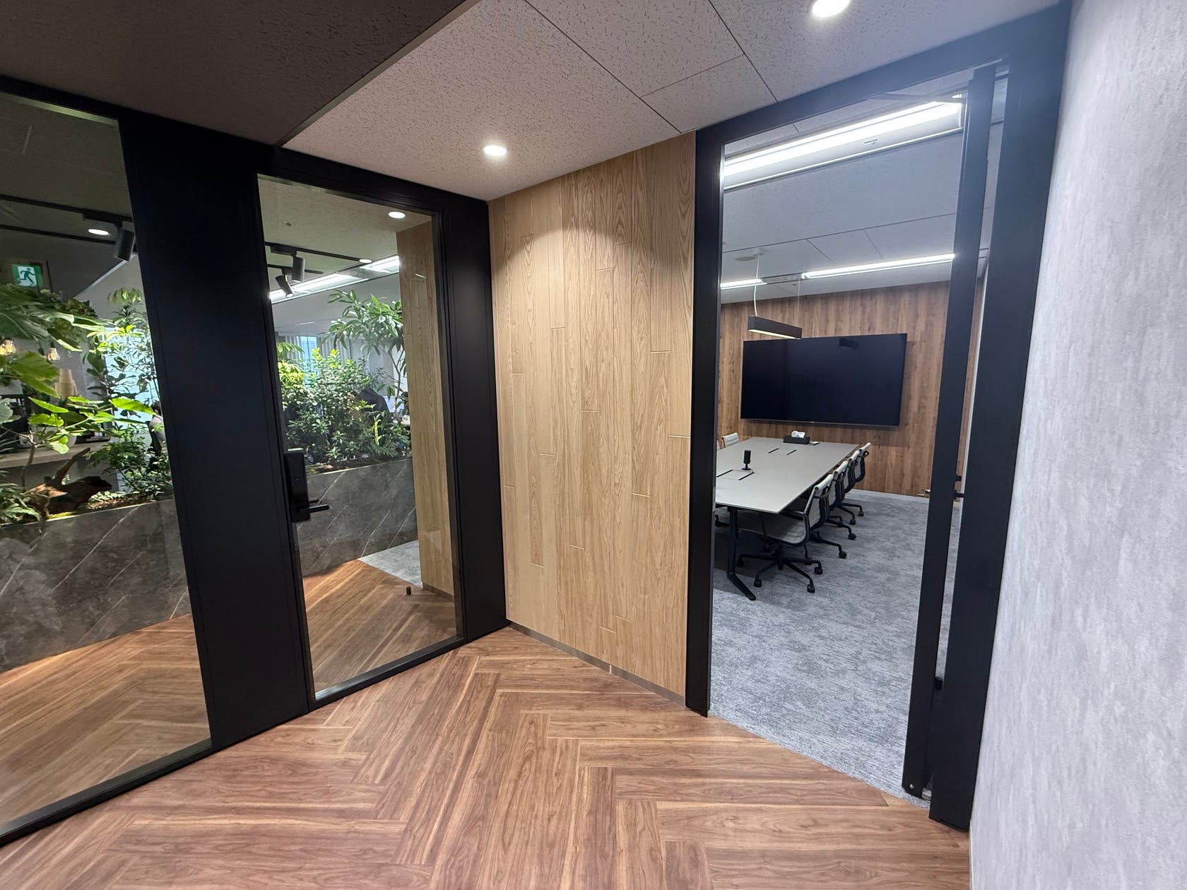 【新宿駅直結36F】高遮音VIP会議室｜コンシェルジュ常駐・KIMBOのコーヒー無料｜二重ガラス・85インチ大型モニターの写真4