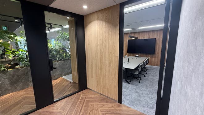 【新宿駅直結36F】高遮音VIP会議室|コンシェルジュ常駐・KIMBOのコーヒー無料|二重ガラス・85インチ大型モニターの写真4