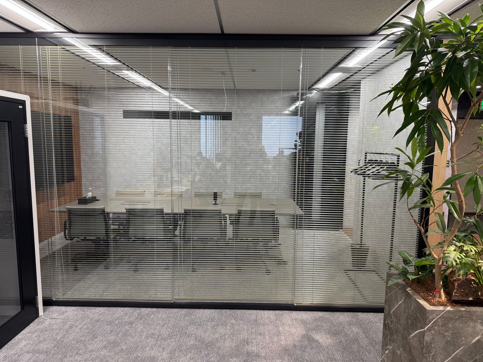 【新宿駅直結36F】高遮音VIP会議室｜コンシェルジュ常駐・KIMBOのコーヒー無料｜二重ガラス・85インチ大型モニターの写真5