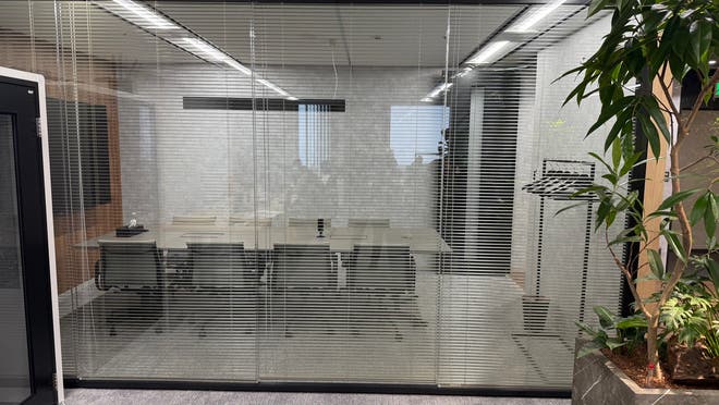 【新宿駅直結36F】高遮音VIP会議室|コンシェルジュ常駐・KIMBOのコーヒー無料|二重ガラス・85インチ大型モニターの写真5