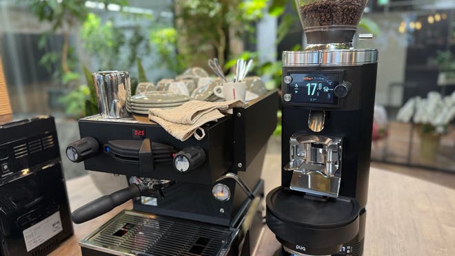 【新宿駅直結36F】高遮音VIP会議室|コンシェルジュ常駐・KIMBOのコーヒー無料|二重ガラス・85インチ大型モニターの写真7