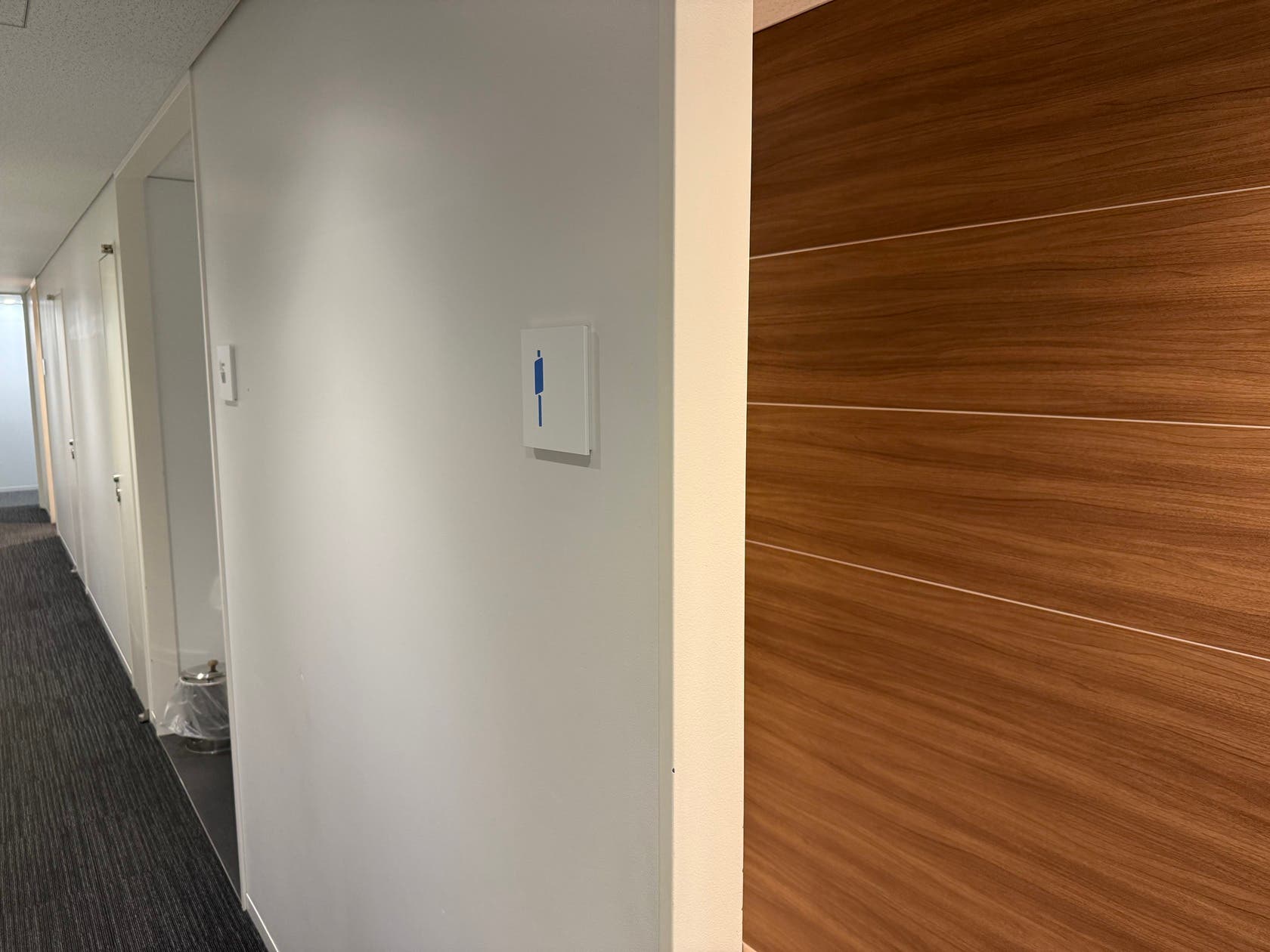 【新宿駅直結36F】高遮音VIP会議室｜コンシェルジュ常駐・KIMBOのコーヒー無料｜二重ガラス・85インチ大型モニターの写真9