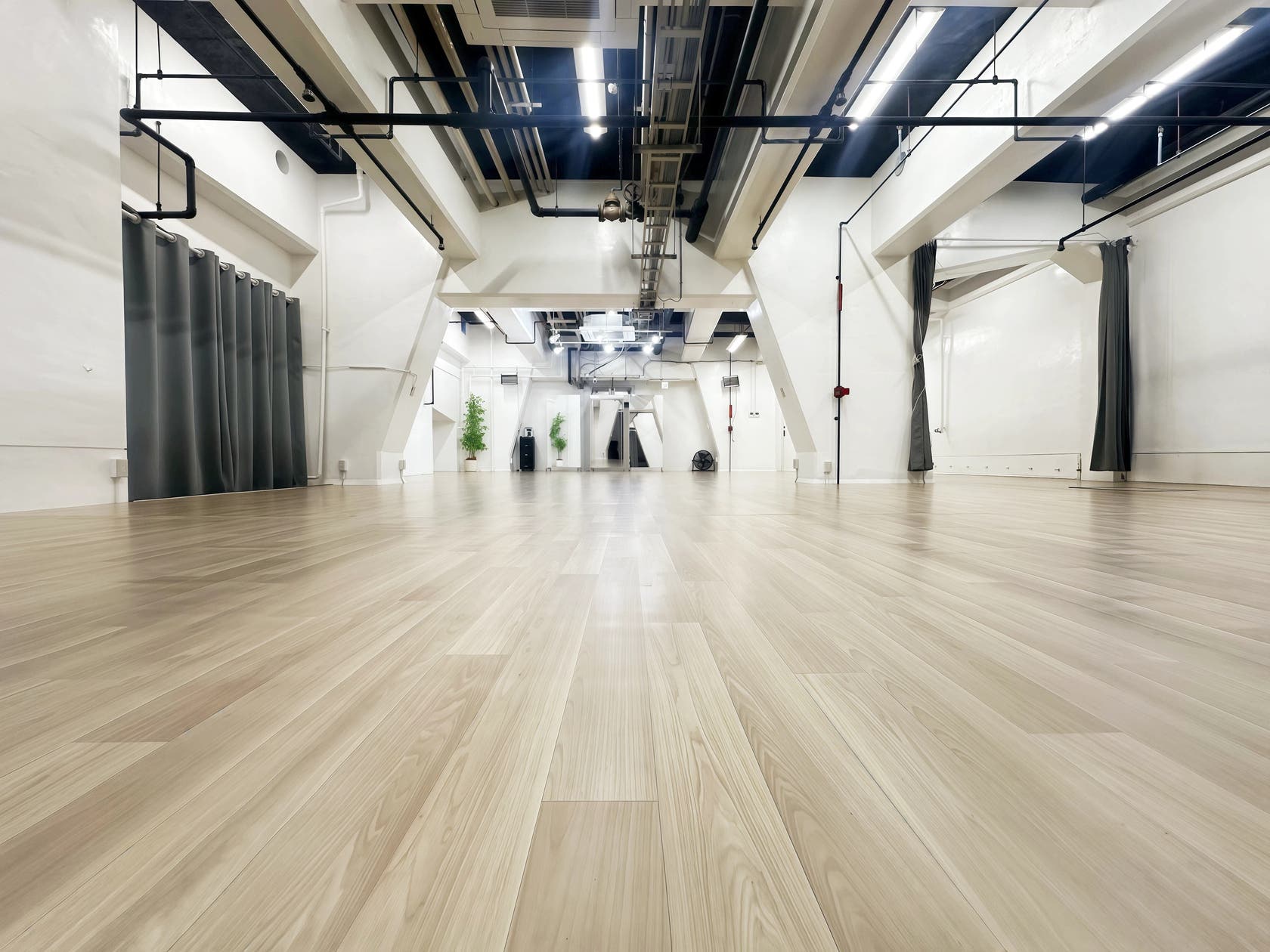 B1｜マシーン付き卓球ルーム｜卓球練習・レッスン・イベントにおすすめ｜個室空間・SMOOTH全自動入退室システムの写真2