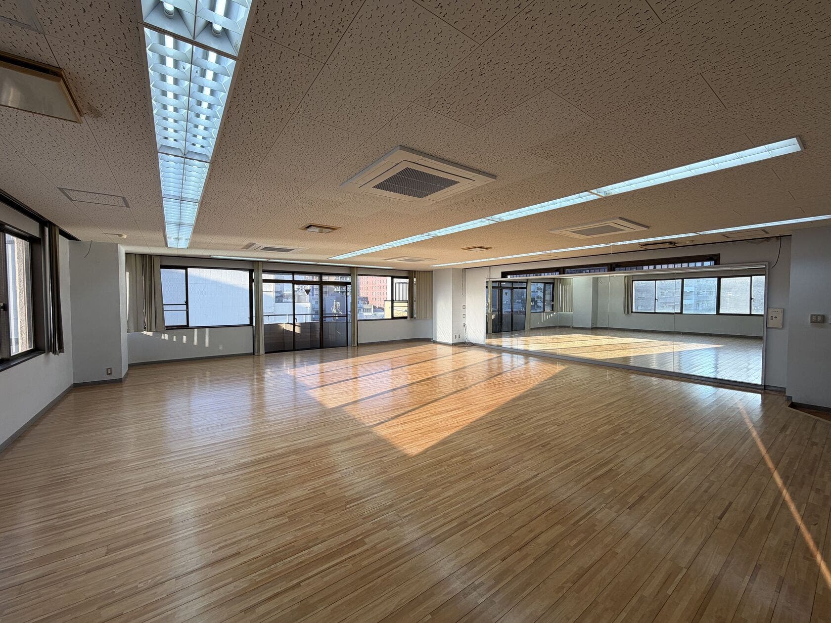 【平塚駅徒歩2分】地域最大級116㎡！大人数レッスン・大型フォーメーション確認に最適な本格ダンススタジオ「Shore」の写真1