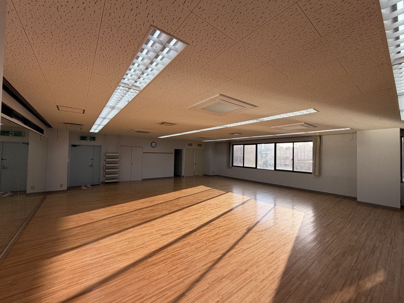 【平塚駅徒歩2分】地域最大級116㎡！大人数レッスン・大型フォーメーション確認に最適な本格ダンススタジオ「Shore」の写真2