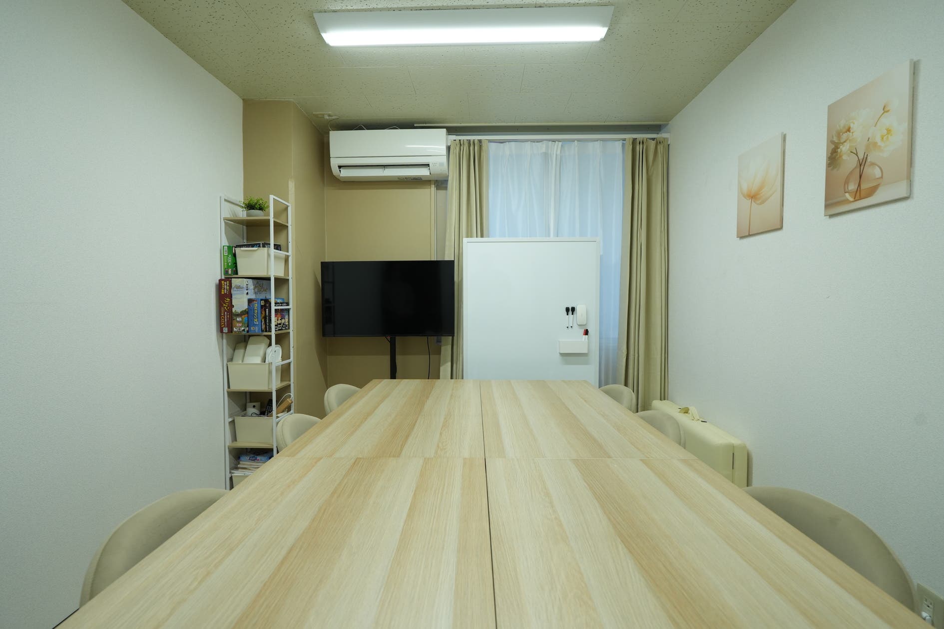 【関内駅徒歩1分】24時間利用可能！テレビ、高速WiFi、ホワイトボード完備☆会議/打合せ/オンライン/ボドゲに最適の写真1