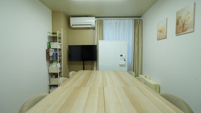 【関内駅徒歩1分】24時間利用可能!テレビ、高速WiFi、ホワイトボード完備☆会議/打合せ/オンライン/ボドゲに最適の写真1