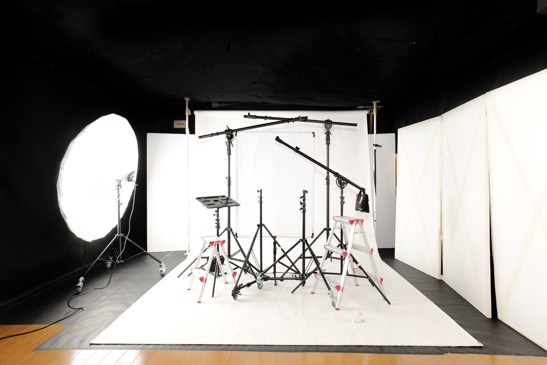 2026年3月新規オープン!! 心斎橋より20分で常備機材も豊富!! 昭和町駅最寄りの無地背景特化の写真スタジオの写真1
