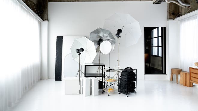 【堺筋本町】自然光溢れるレンタル撮影スタジオ、白モルタル壁、白コンクリート床・モルタル黒壁コンクリート黒床の黒ホリゾントの写真9