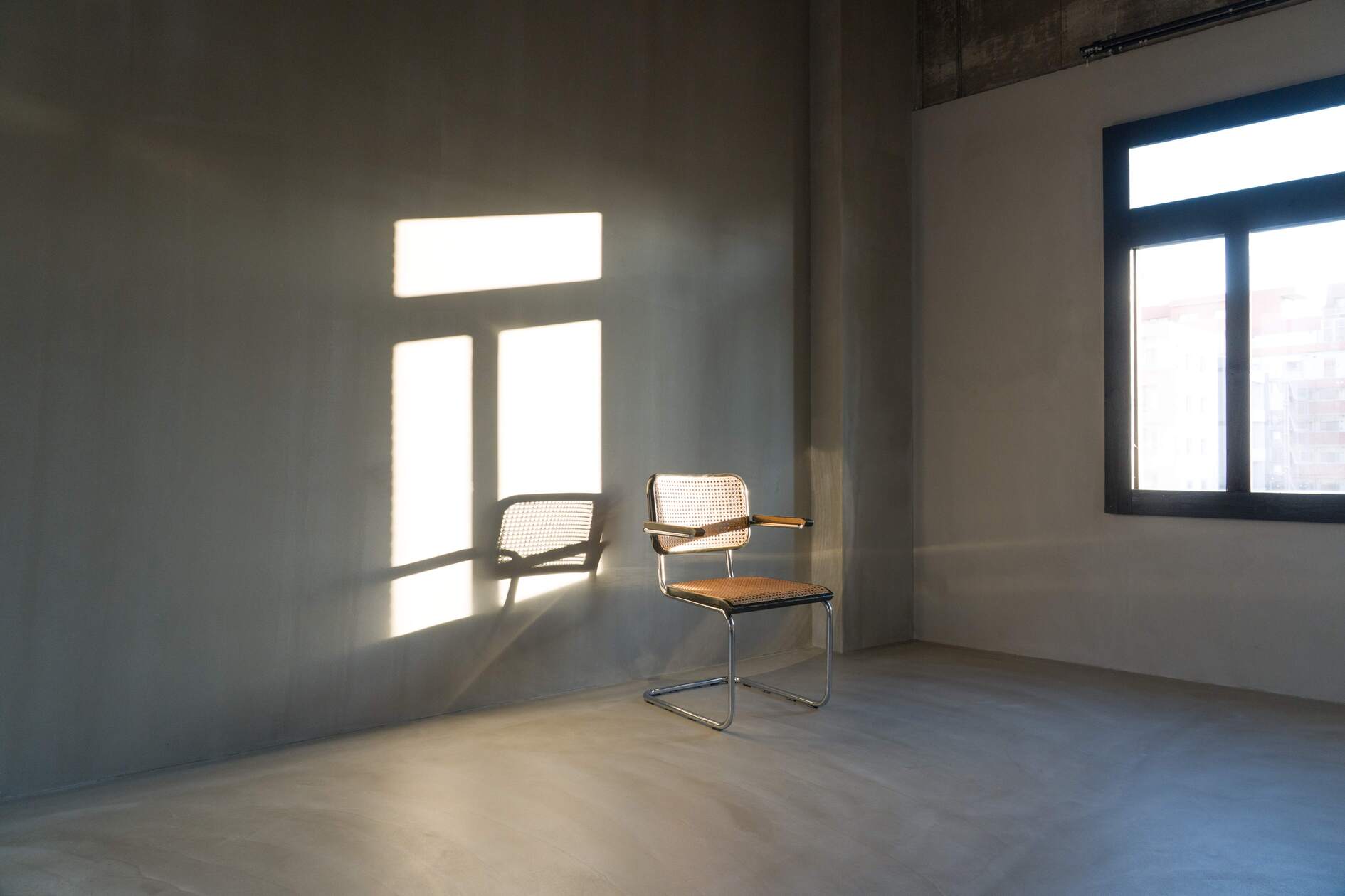 【堺筋本町】自然光溢れるレンタル撮影スタジオ、白モルタル壁、白コンクリート床・モルタル黒壁コンクリート黒床の黒ホリゾントの写真10