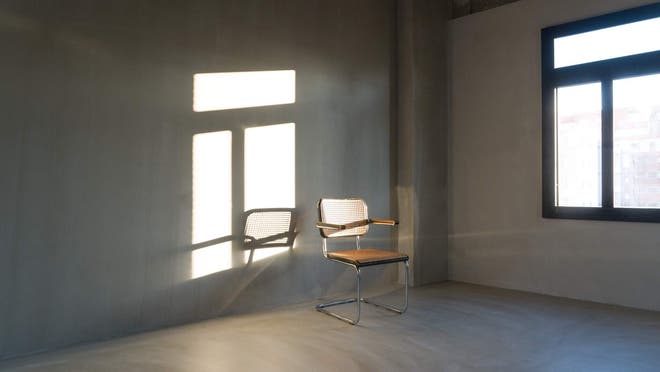 【堺筋本町】自然光溢れるレンタル撮影スタジオ、白モルタル壁、白コンクリート床・モルタル黒壁コンクリート黒床の黒ホリゾントの写真10