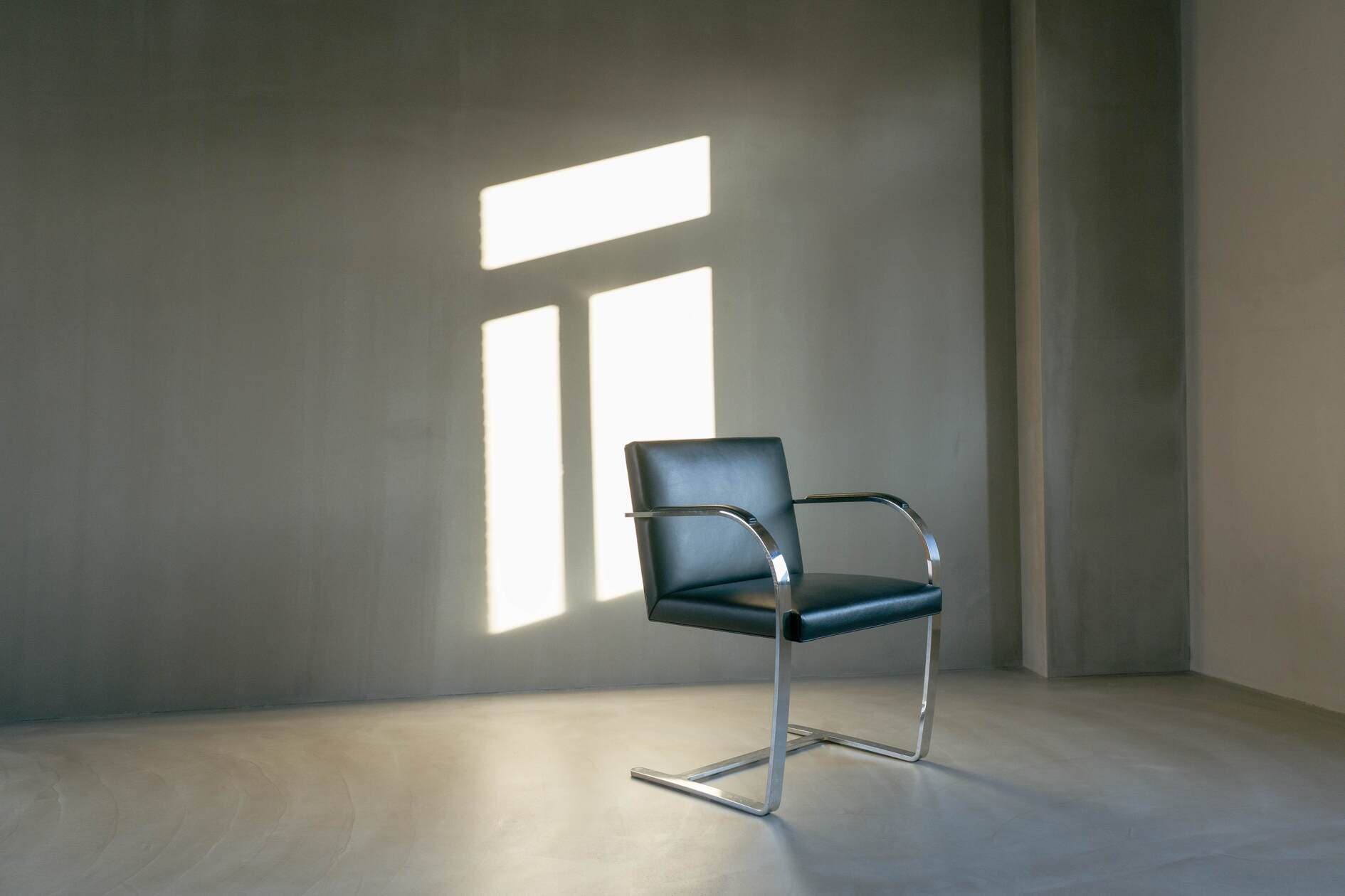 【堺筋本町】自然光溢れるレンタル撮影スタジオ、白モルタル壁、白コンクリート床・モルタル黒壁コンクリート黒床の黒ホリゾントの写真11