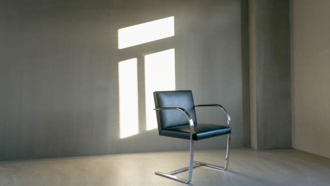 【堺筋本町】自然光溢れるレンタル撮影スタジオ、白モルタル壁、白コンクリート床・モルタル黒壁コンクリート黒床の黒ホリゾントの写真11