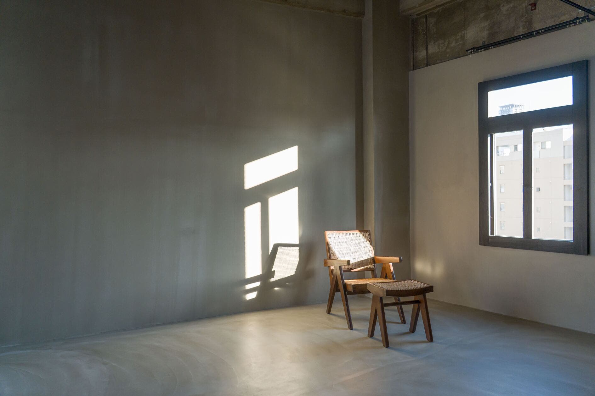 【堺筋本町】自然光溢れるレンタル撮影スタジオ、白モルタル壁、白コンクリート床・モルタル黒壁コンクリート黒床の黒ホリゾントの写真13