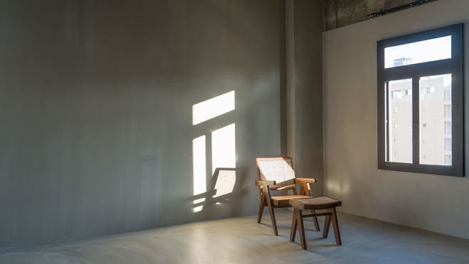 【堺筋本町】自然光溢れるレンタル撮影スタジオ、白モルタル壁、白コンクリート床・モルタル黒壁コンクリート黒床の黒ホリゾントの写真13