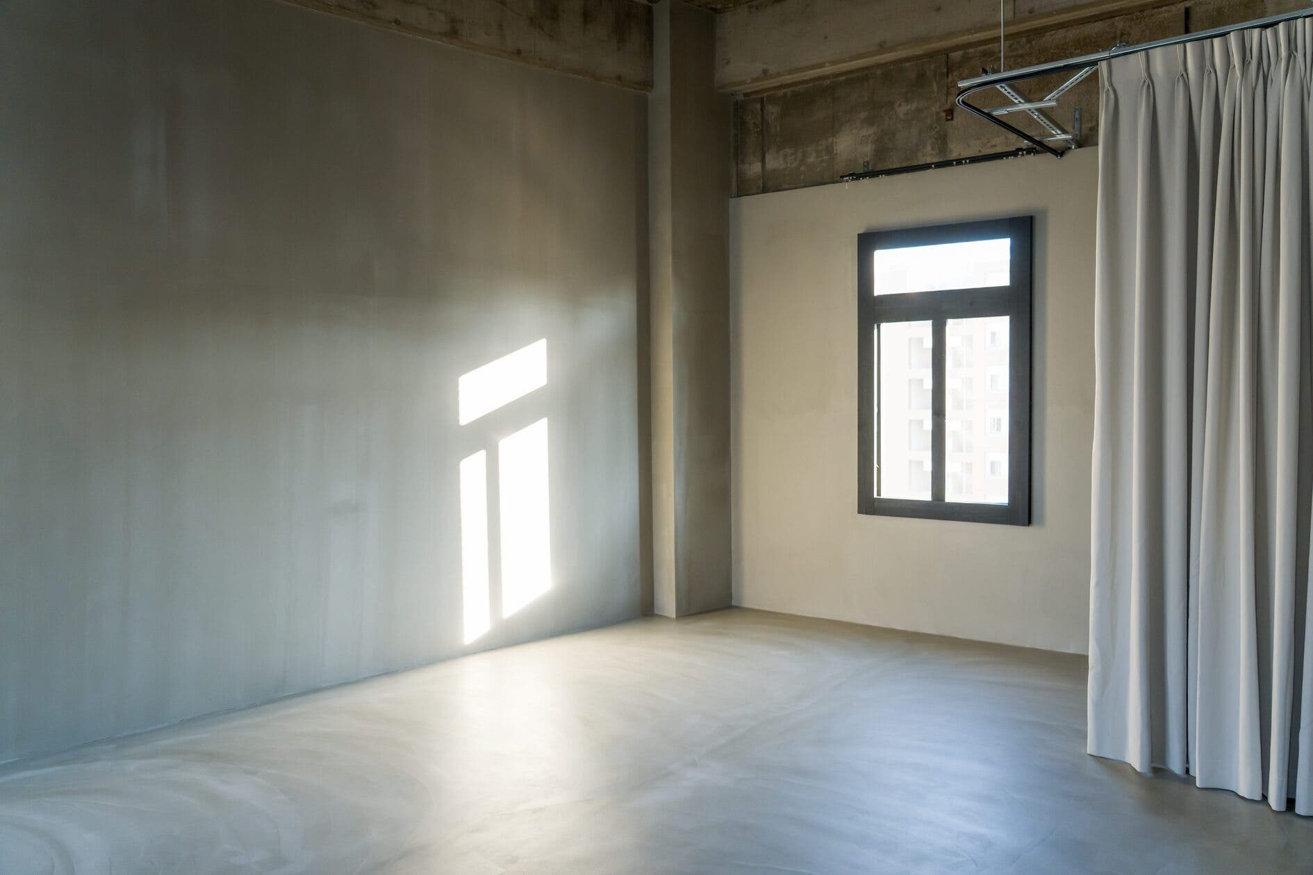 【堺筋本町】自然光溢れるレンタル撮影スタジオ、白モルタル壁、白コンクリート床・モルタル黒壁コンクリート黒床の黒ホリゾントの写真14