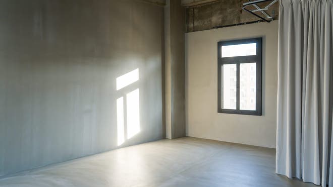 【堺筋本町】自然光溢れるレンタル撮影スタジオ、白モルタル壁、白コンクリート床・モルタル黒壁コンクリート黒床の黒ホリゾントの写真14