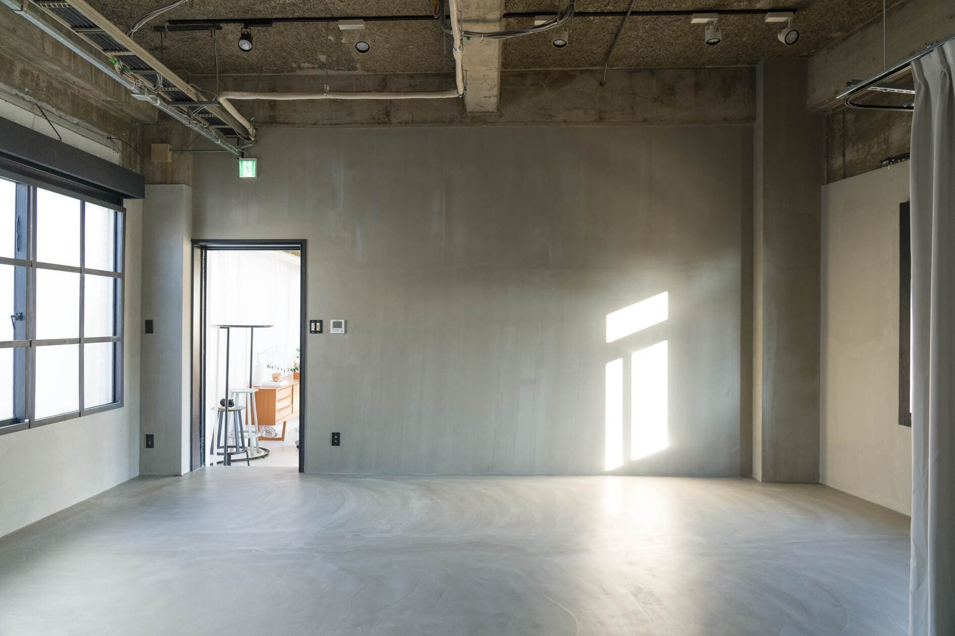 【堺筋本町】自然光溢れるレンタル撮影スタジオ、白モルタル壁、白コンクリート床・モルタル黒壁コンクリート黒床の黒ホリゾントの写真12