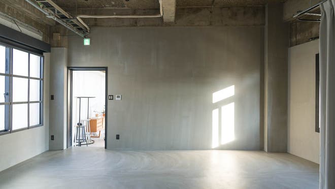 【堺筋本町】自然光溢れるレンタル撮影スタジオ、白モルタル壁、白コンクリート床・モルタル黒壁コンクリート黒床の黒ホリゾントの写真12