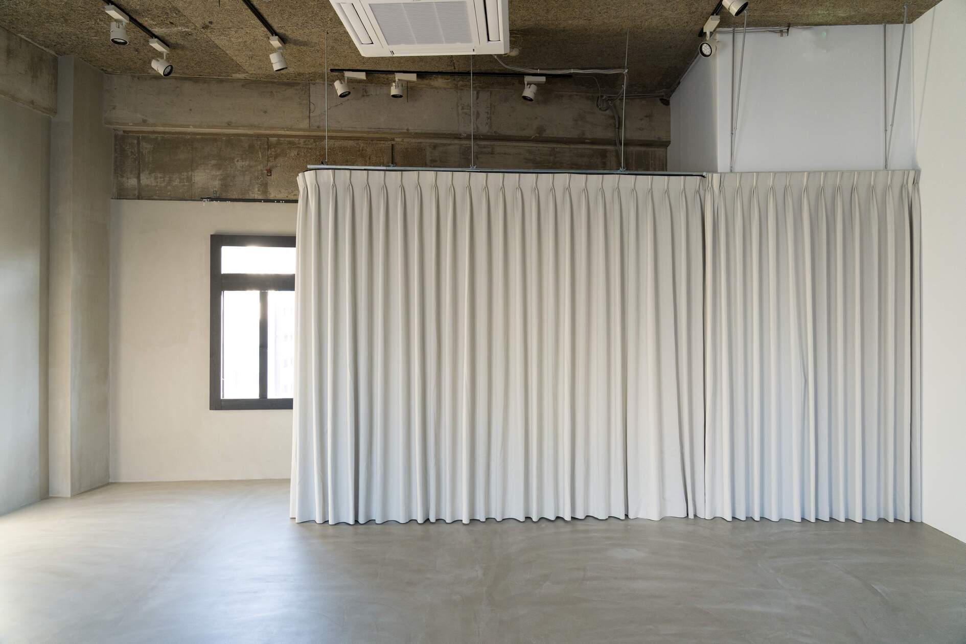 【堺筋本町】自然光溢れるレンタル撮影スタジオ、白モルタル壁、白コンクリート床・モルタル黒壁コンクリート黒床の黒ホリゾントの写真18