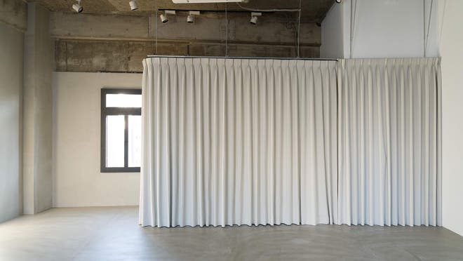 【堺筋本町】自然光溢れるレンタル撮影スタジオ、白モルタル壁、白コンクリート床・モルタル黒壁コンクリート黒床の黒ホリゾントの写真18